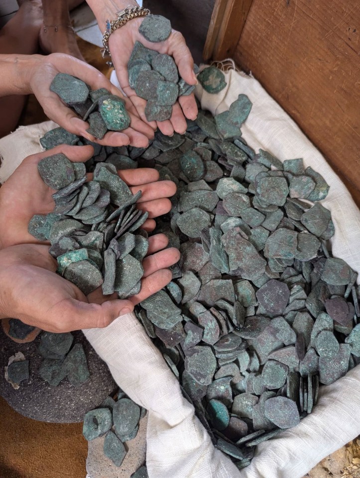 Long lost treasure chest worth $1MILLION that sunk on Spanish galleon ...